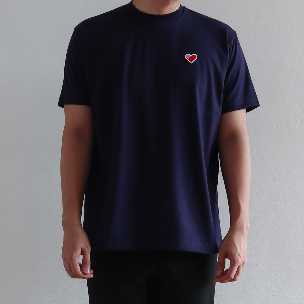 CLASSIC FINGER HEART EMBROIDERED TEE IN NAVY BLUE – PO:YO